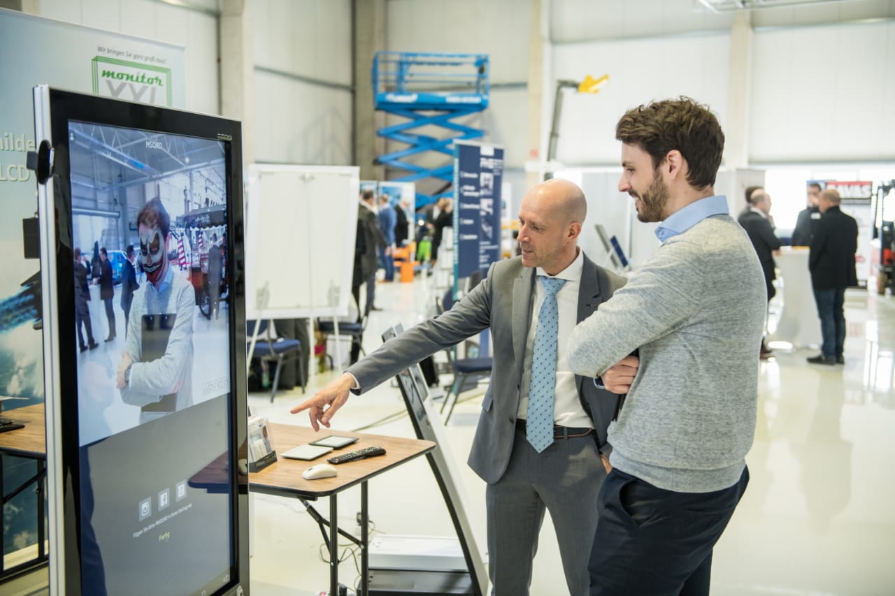 Design Display Stelen in vielen Farben, Formen und Größen